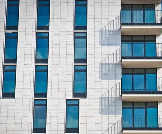 Fabricació, instal·lació i distribució fusteria alumini